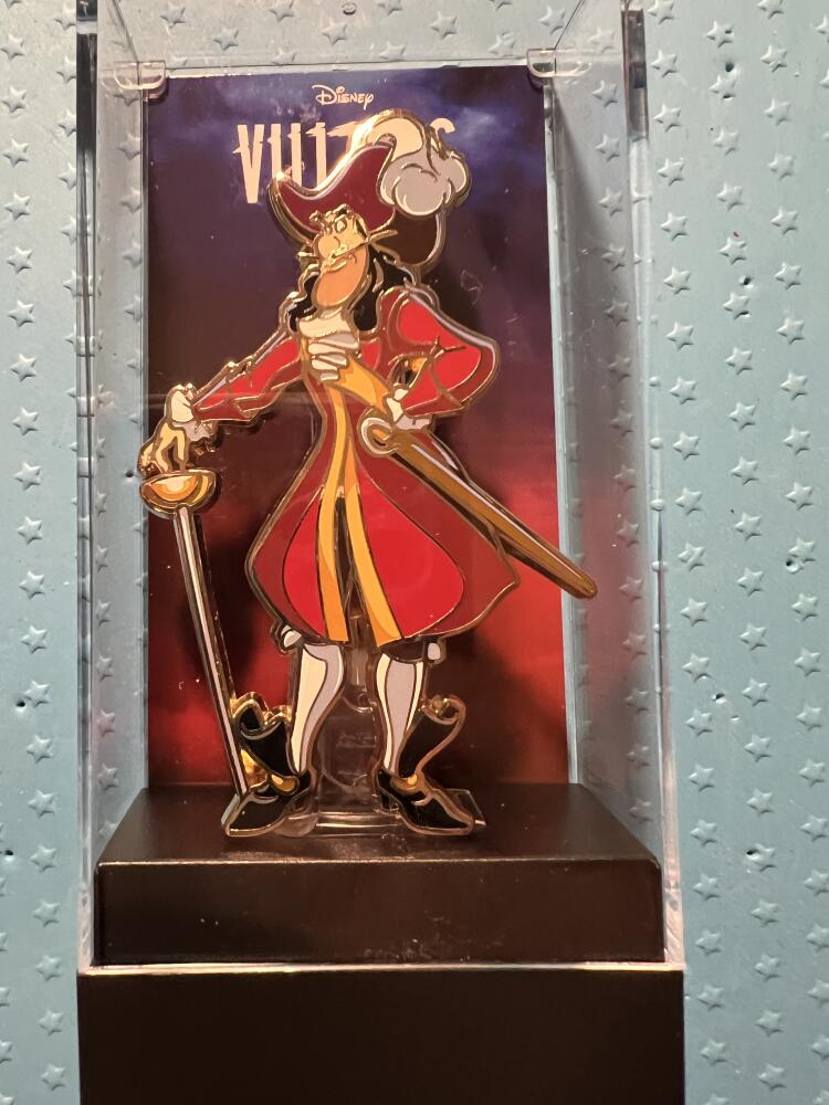 102699 - 932- Captain Hook - FigPin - Disney Villains - FiGPiN Disney Pin