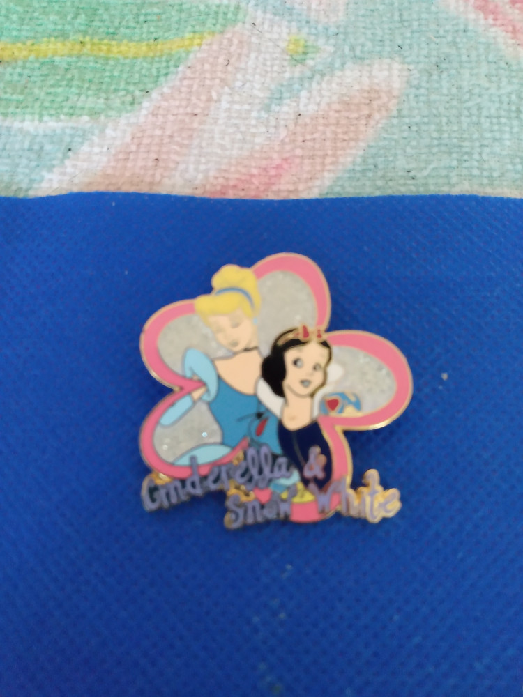 Cinderella & Snow White - Princesses Pin Trading Starter Kit | Pin & Pop