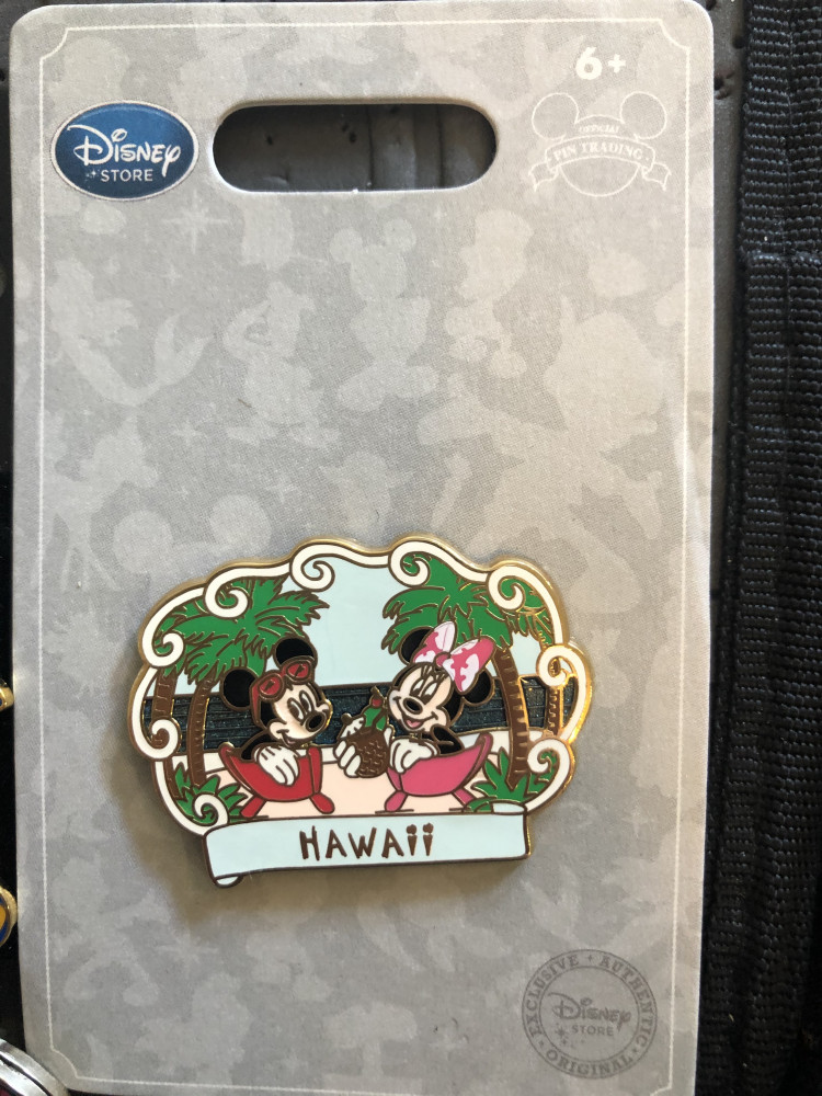 36522 - Disney Store Hawaii -Mickey and Minnie 'Chilling' by the Beach ...