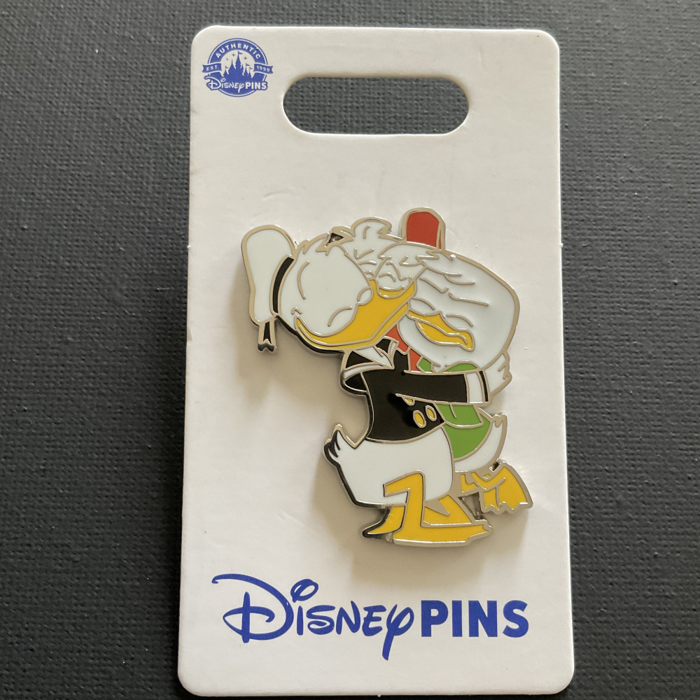 64414 - Donald and Nephews Hugging - DuckTales 2017