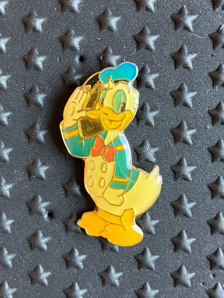 65490 - Donald Duck Saluting - Donald Duck - Misc - Disney Licensed ...