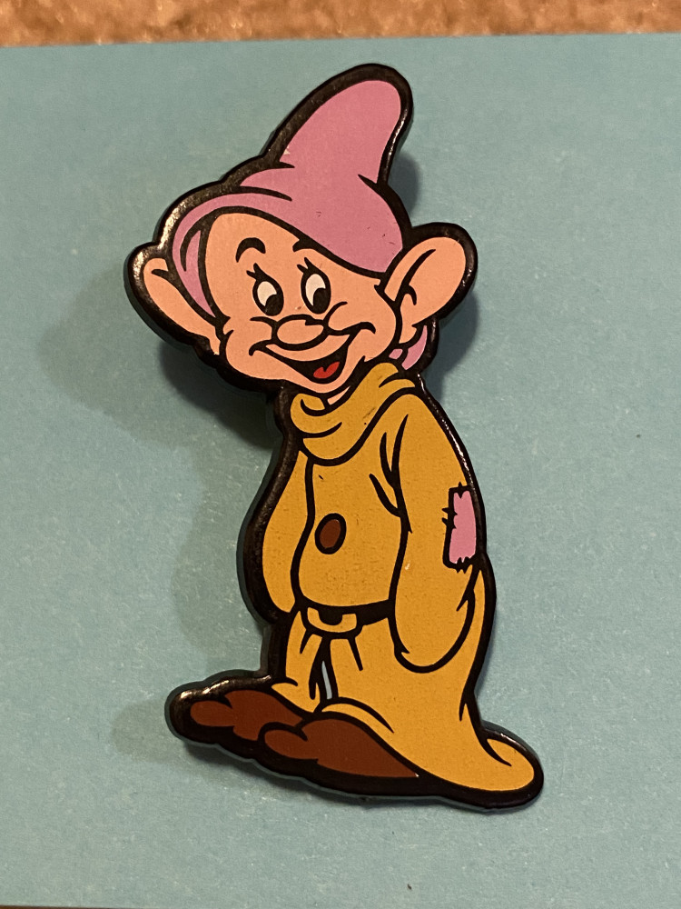 67218 - Dopey with purple hat standing - Snow White and the Seven Dwarfs