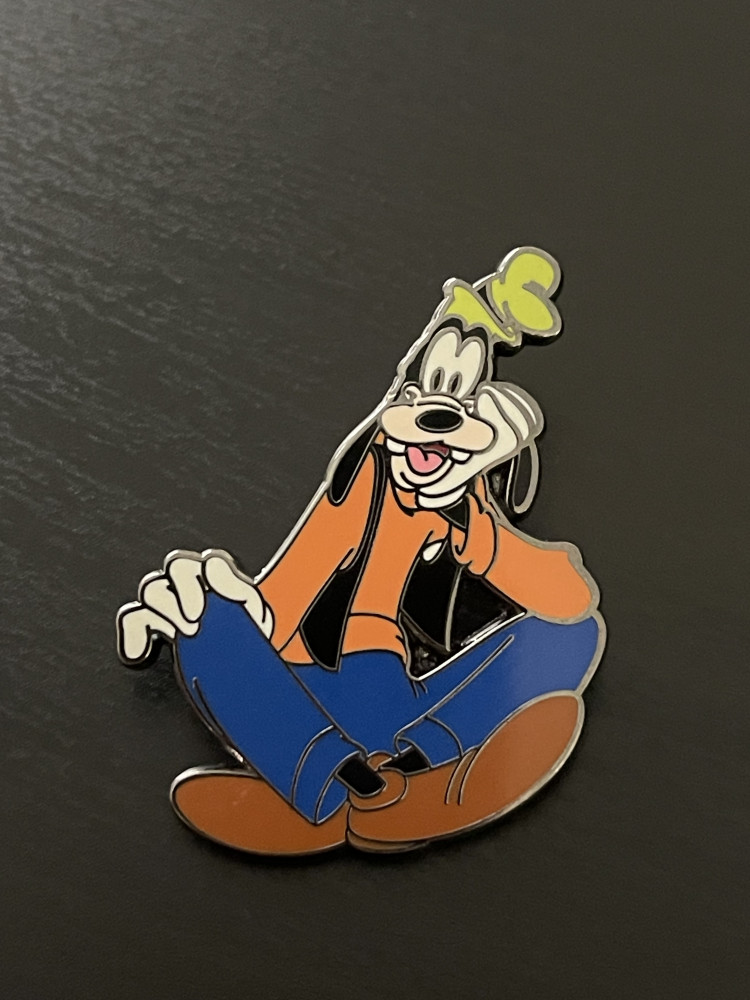 67992 - Goofy Sitting with Legs Crossed - Fab 5 Character Pins ...