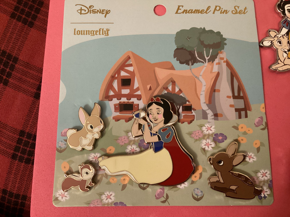 68514 - Snow White holding a Bluebird with a Rabbit, Chipmunk and a ...