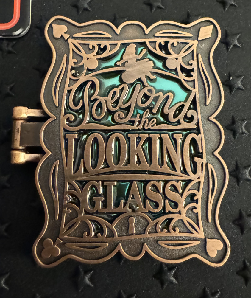 24002 - Beyond the Looking Glass - Alice - Disney Mirror Pins