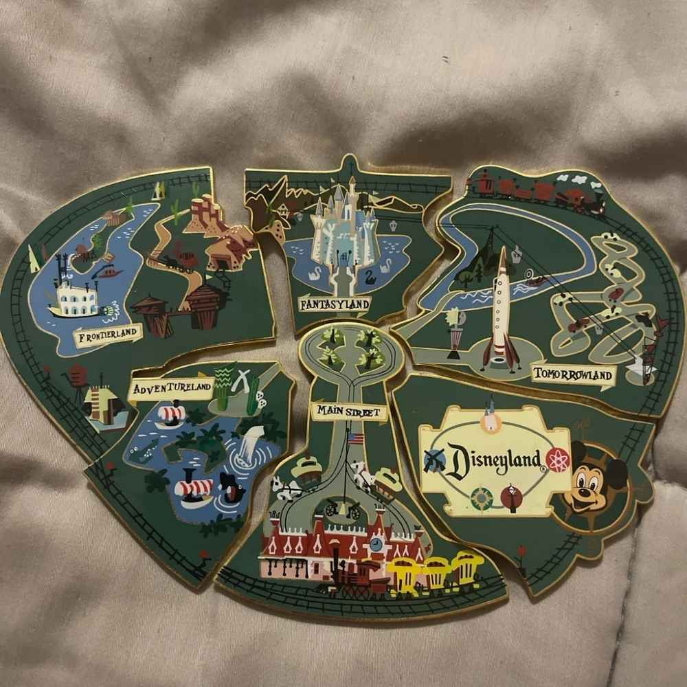 74704 - Cast Exclusive Disneyland Map - Full Set - Park Atlas Pin Set ...