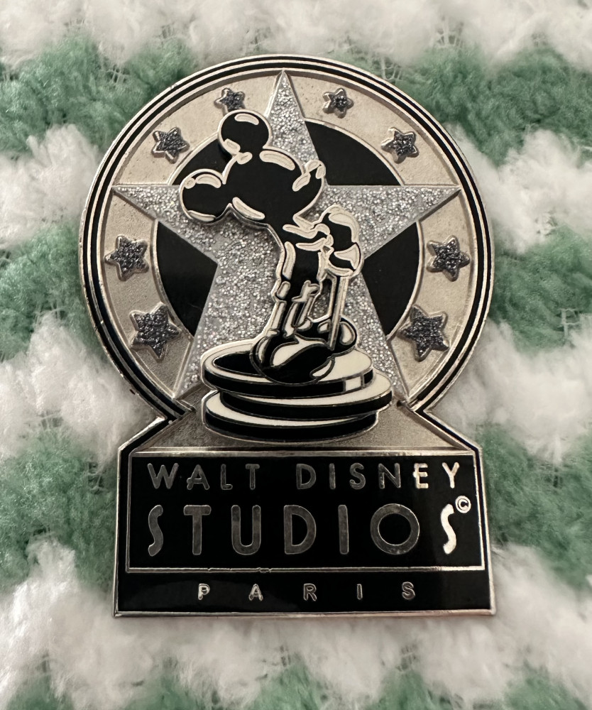 67055 - Mickey Statue Logo (Silver Glitter Stars Variant) - Walt Disney ...