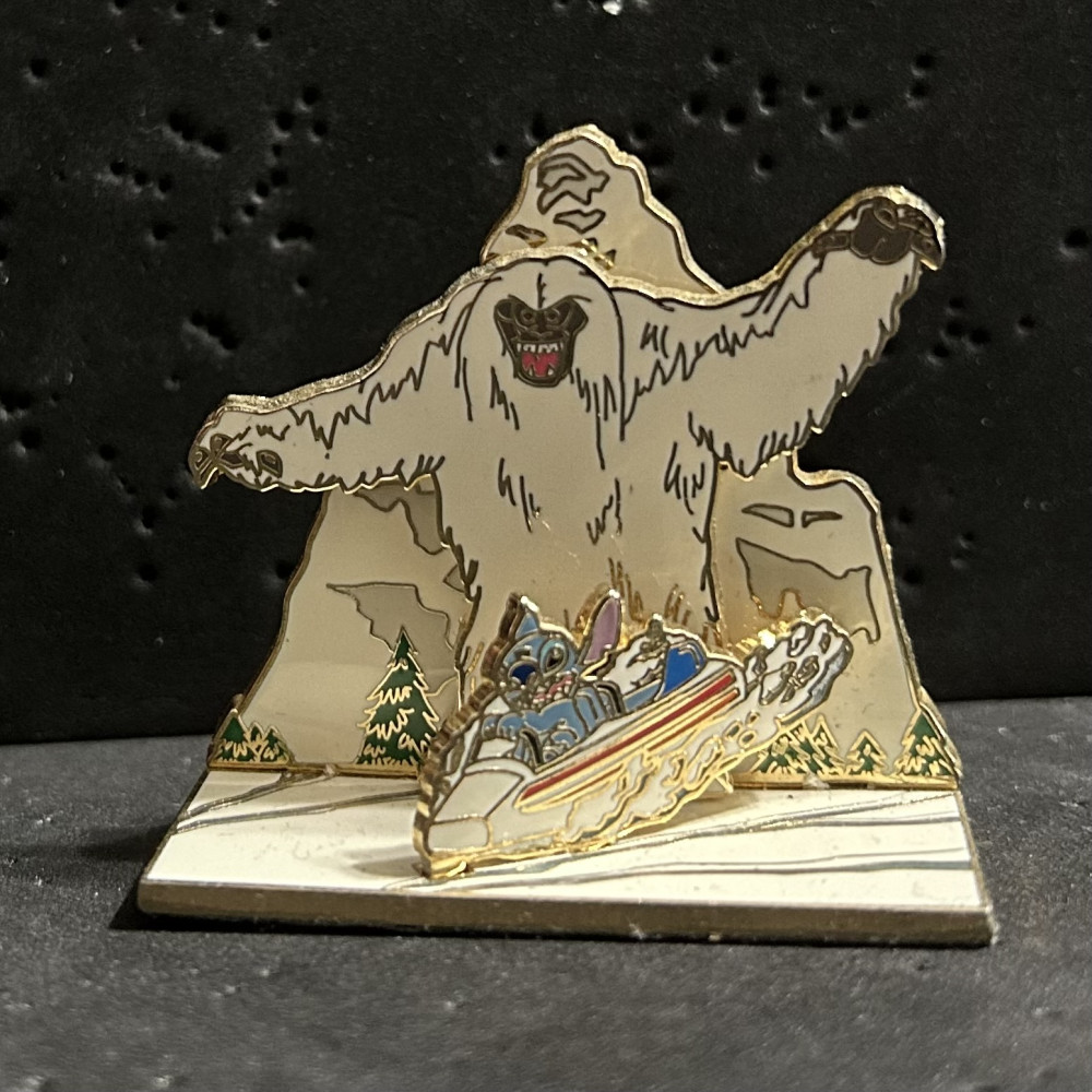 76572 - Stitch on Matterhorn with Yeti - 3D Diorama Collection