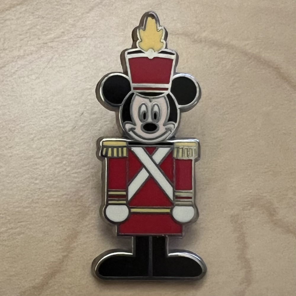 79607 - Mickey Mouse as Nutcracker Wooden Soldier - Christmas 2009