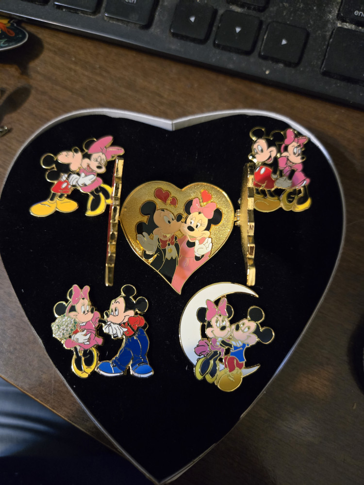 87368 - Mickey and Minnie Valentine set if 5 pins - Mickey and Minnie ...
