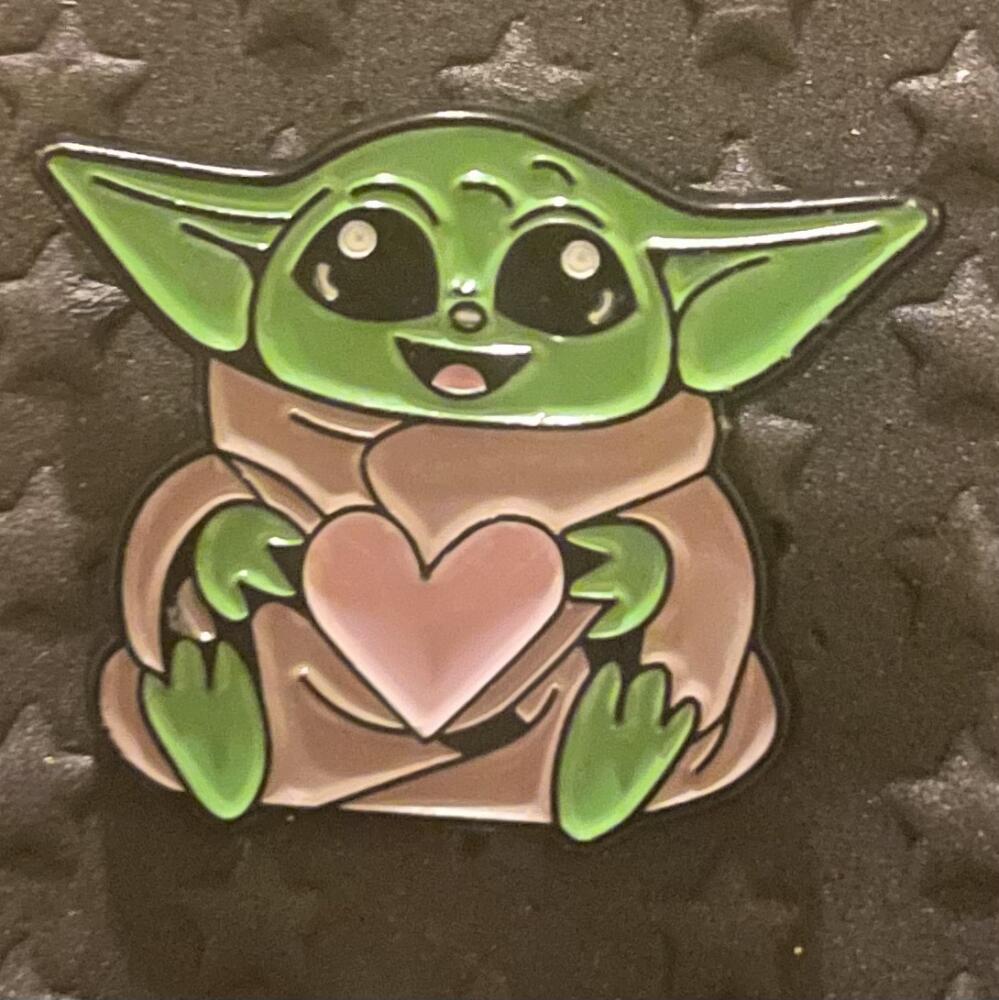 91236 - Baby Yoda Holding Heart - Fantasy Pin Series - Misc - Disney ...