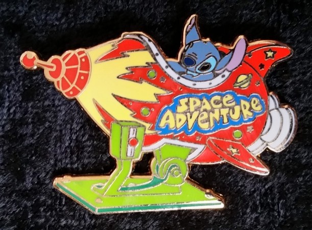 6312 - Stitch Space Adventure - Stitch Deluxe 8-pin Lanyard Set